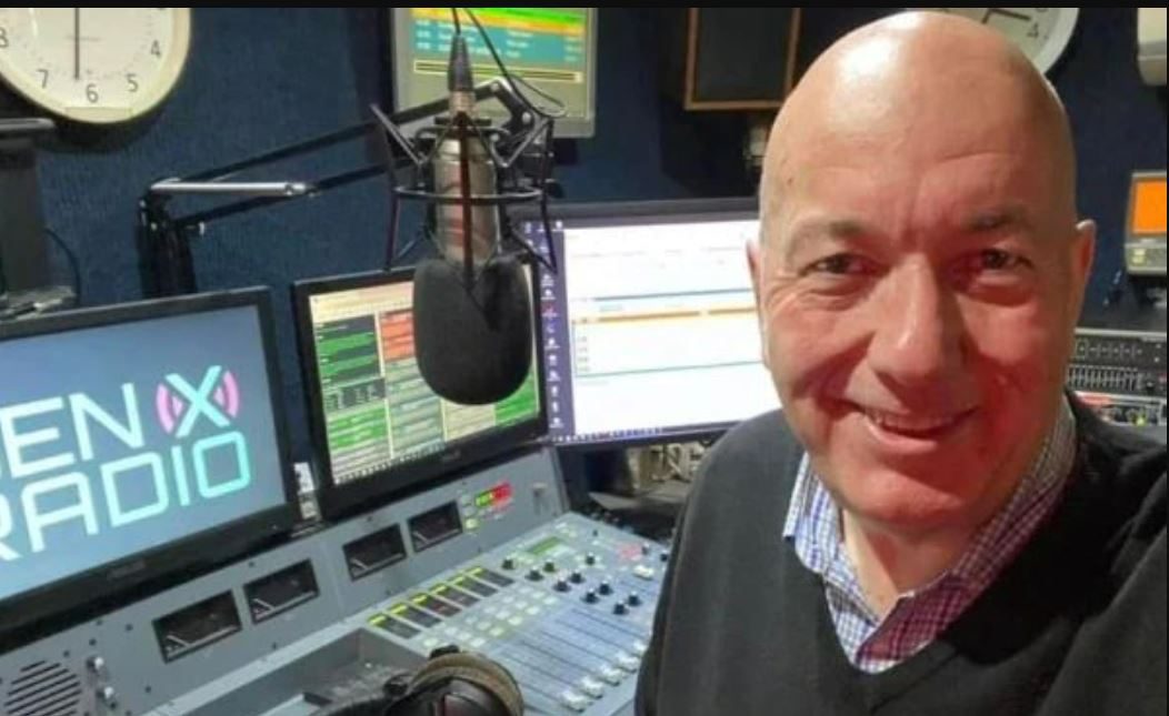 La canzone si interrompe bruscamente durante la diretta in radio ...