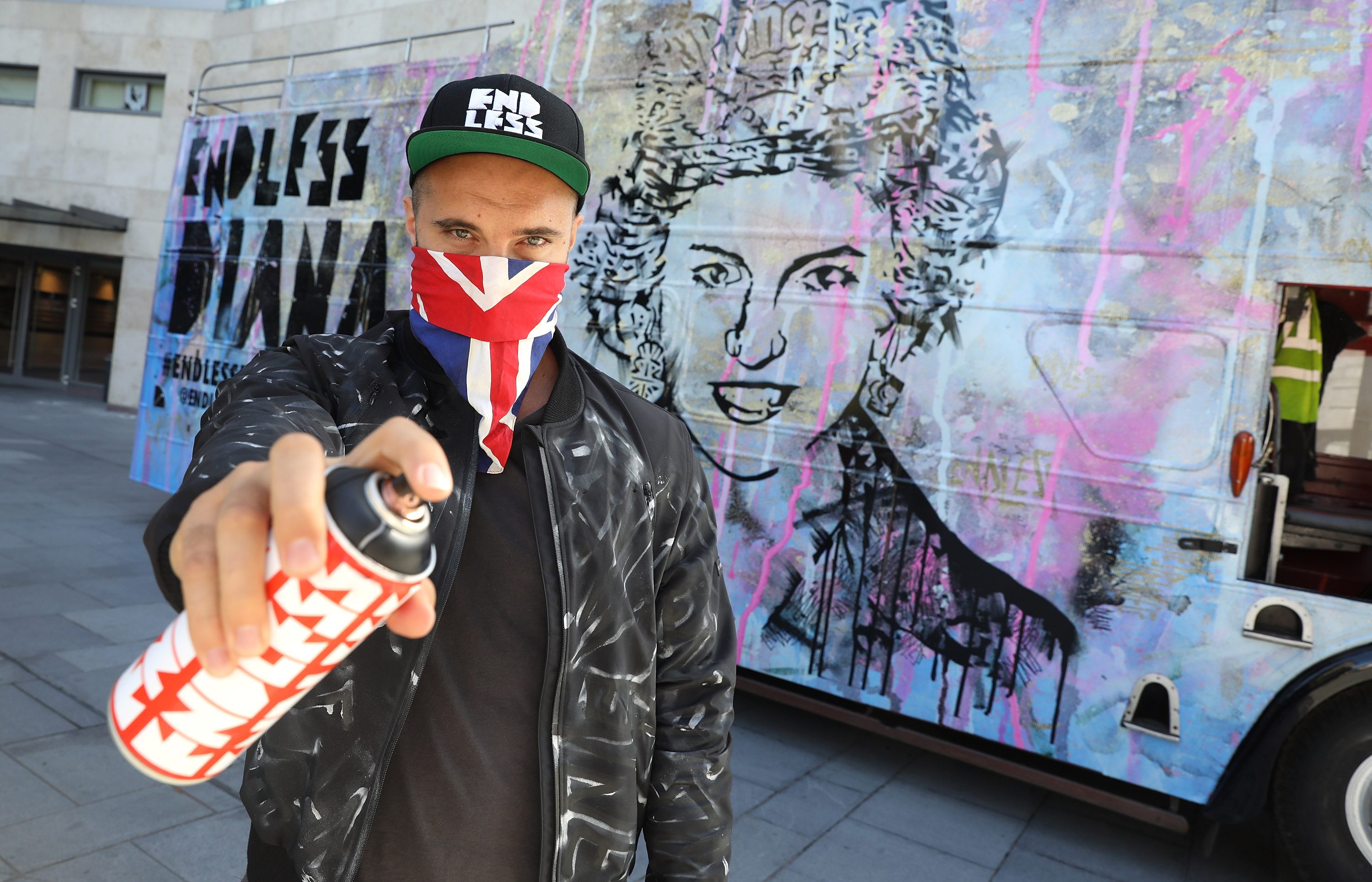 Chi è Endless, il primo street artist invitato alla Biennale di Venezia ...