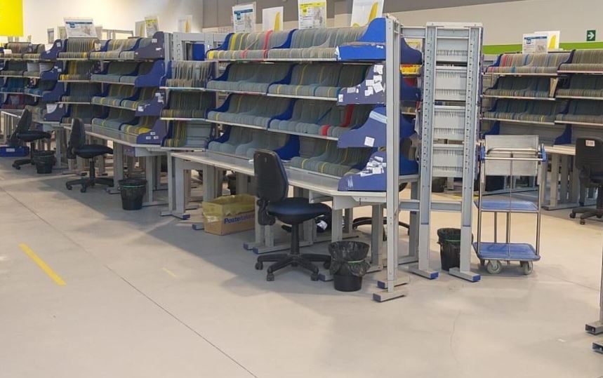 Pacco con liquido sospetto e malori improvvisi alle Poste: scatta l ...