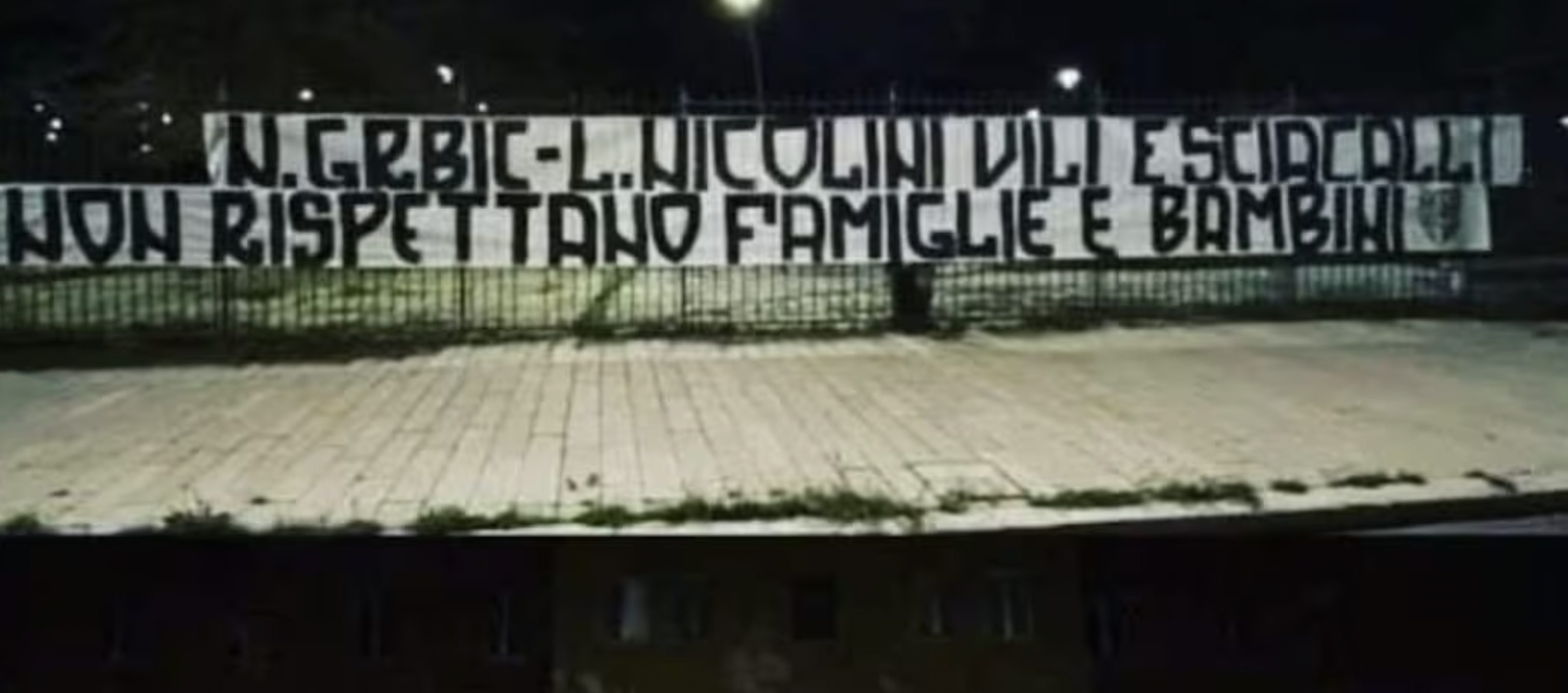 Striscione ultras contro giornalisti di Fanpage e RomaToday, la ...