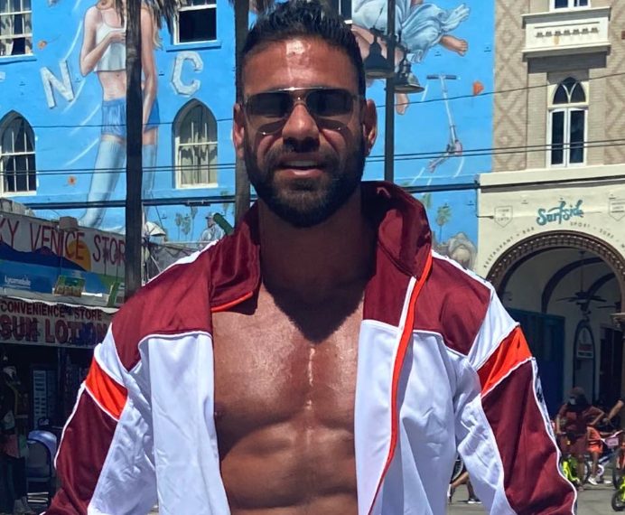 Personal trainer di 39 anni trovato morto dalla madre sul divano in ...