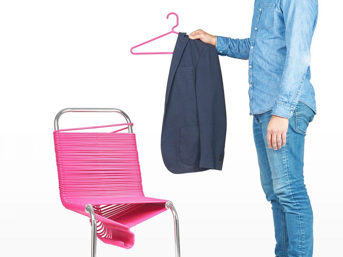 Coat Check Chair, la sedia appendiabiti di Joey Zeledón