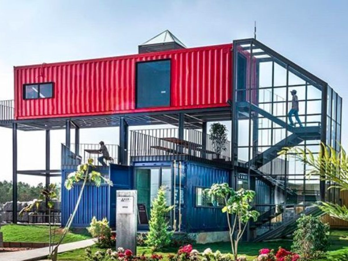 In India l'edificio per uffici è realizzato con i container riciclati