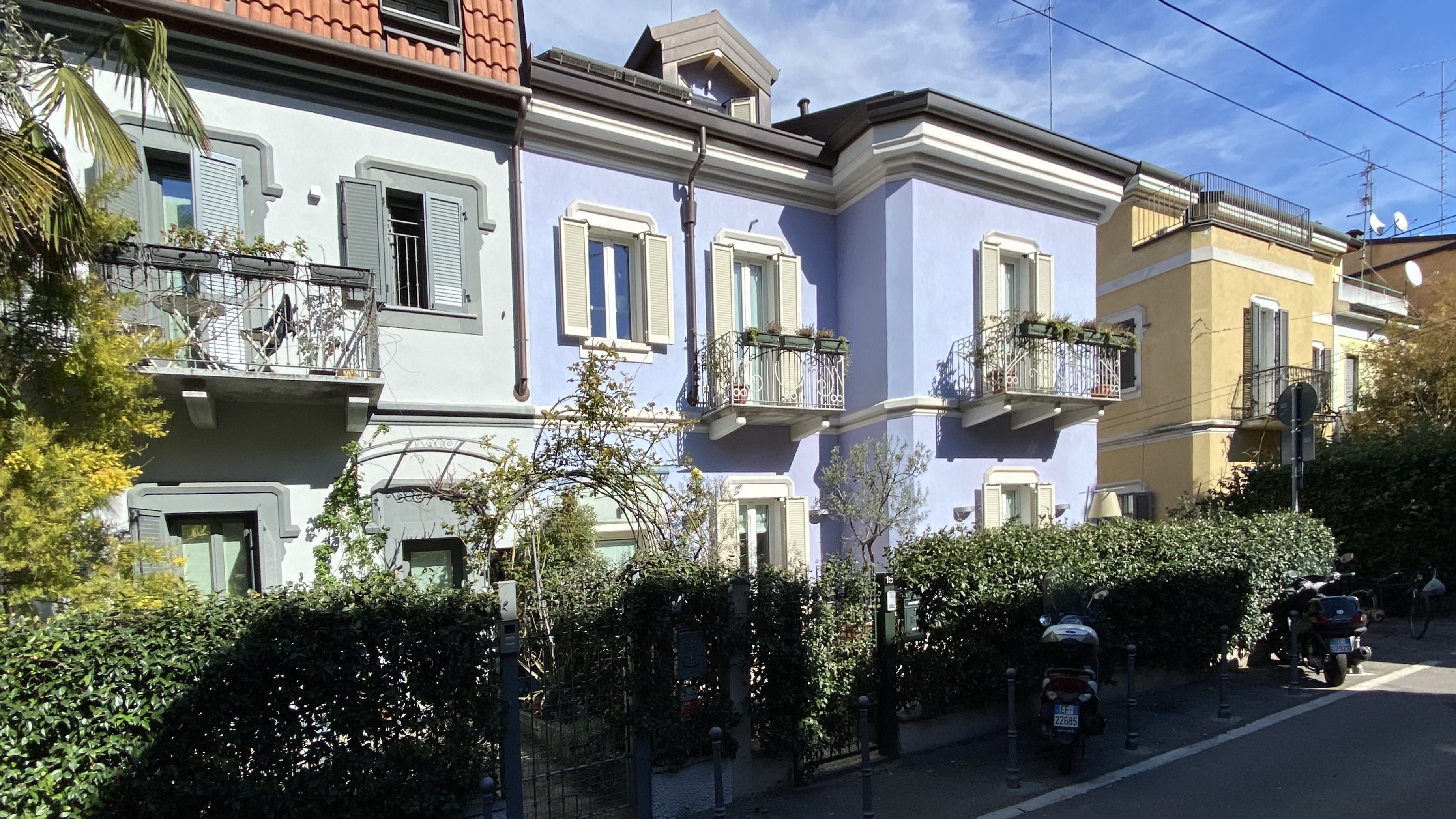 Forse non sai che c'è un villaggio di case colorate a Milano: sembra ...