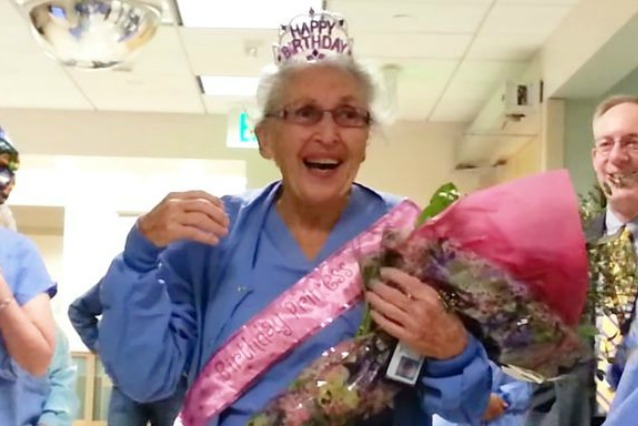 A 90 anni è l'infermiera più vecchia d'America: ecco il regalo dei ...