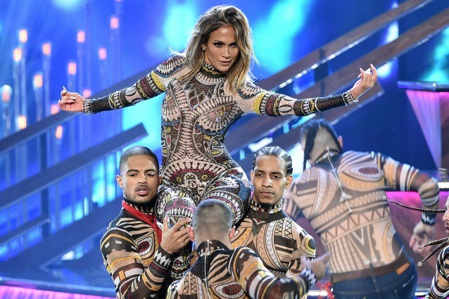 La performance hot di J.Lo agli AMA 2015: il costume della ballerina si ...