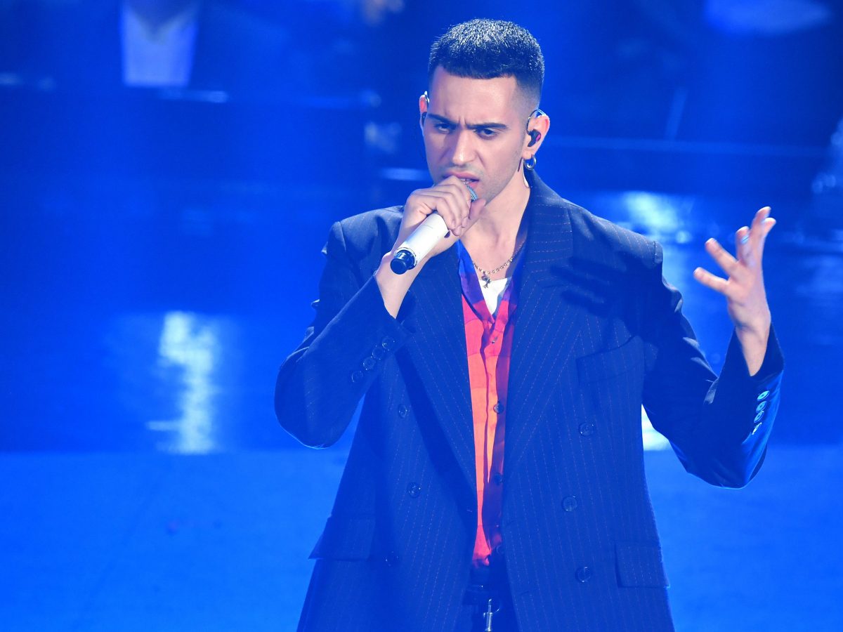 Mahmood a Sanremo 2019: chi è il cantante che indossa camicie a colori