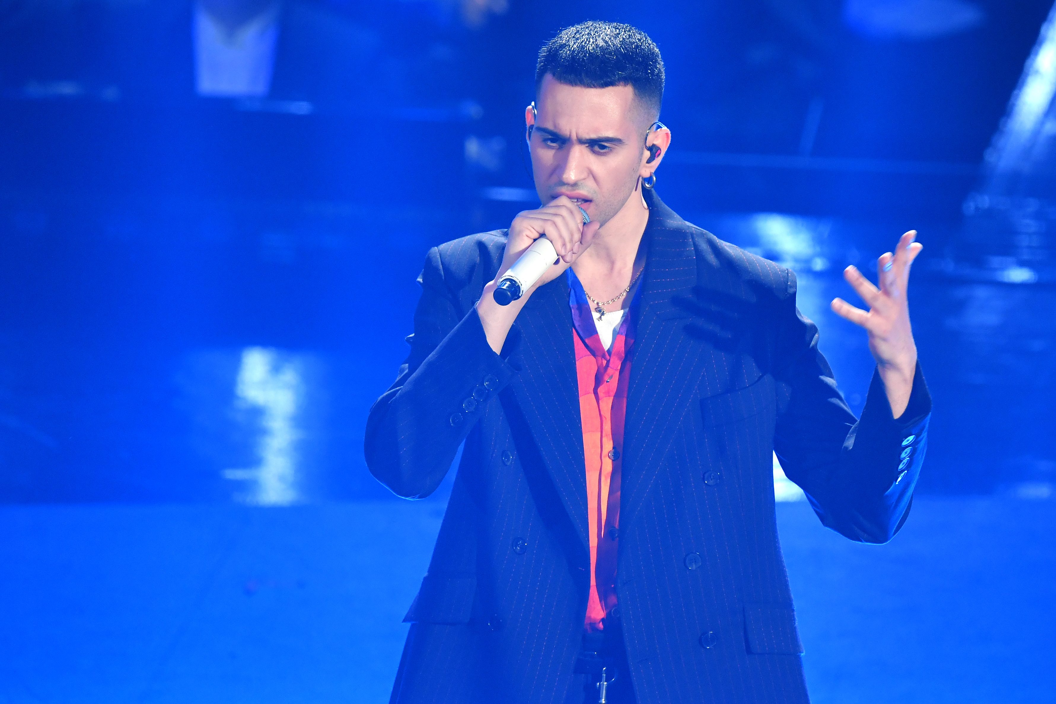 Mahmood a Sanremo 2019: chi è il cantante che indossa camicie a colori