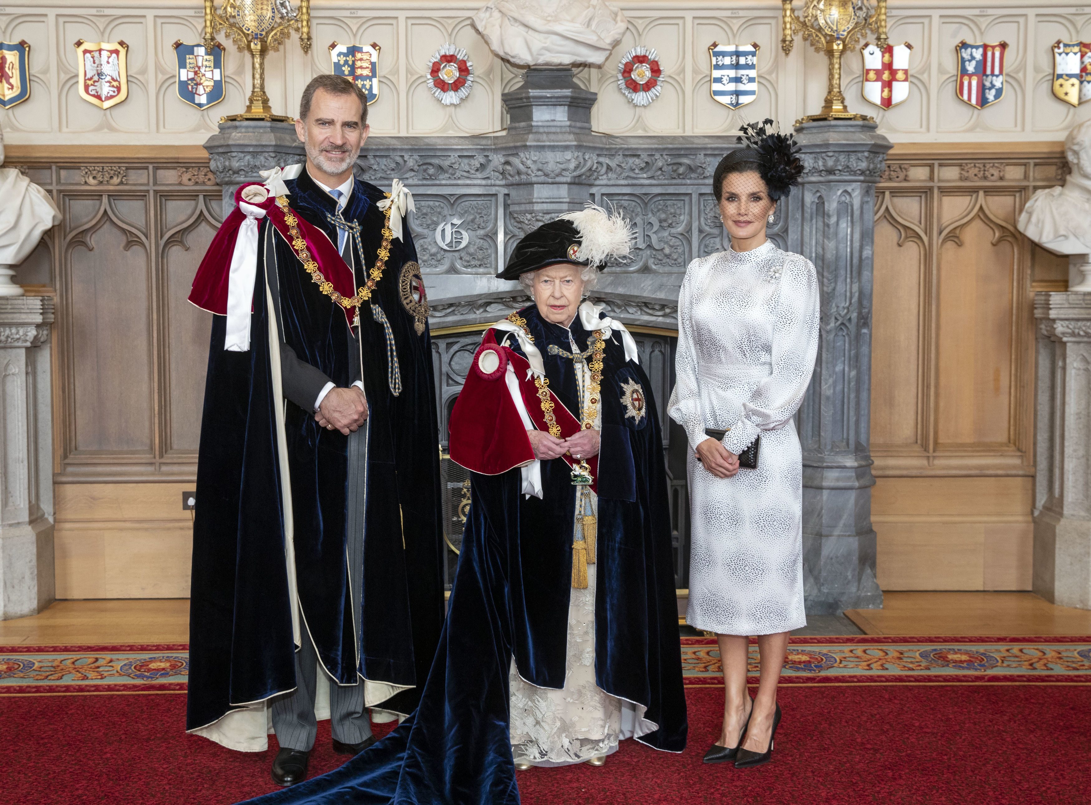 Abito grigio e veletta: il look di Letizia regina di Spagna delude il web
