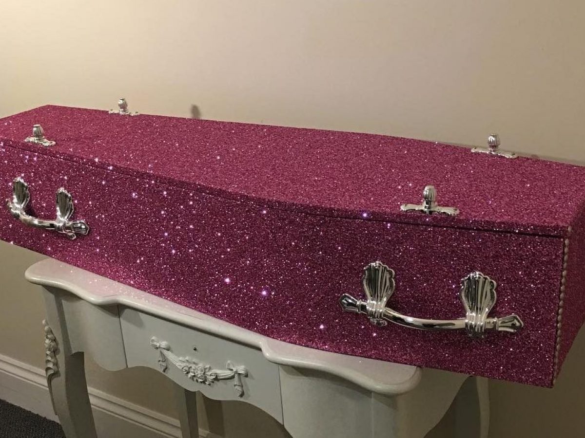 Arriva la bara glitterata, l'accessorio (inquietante) per rendere il ...