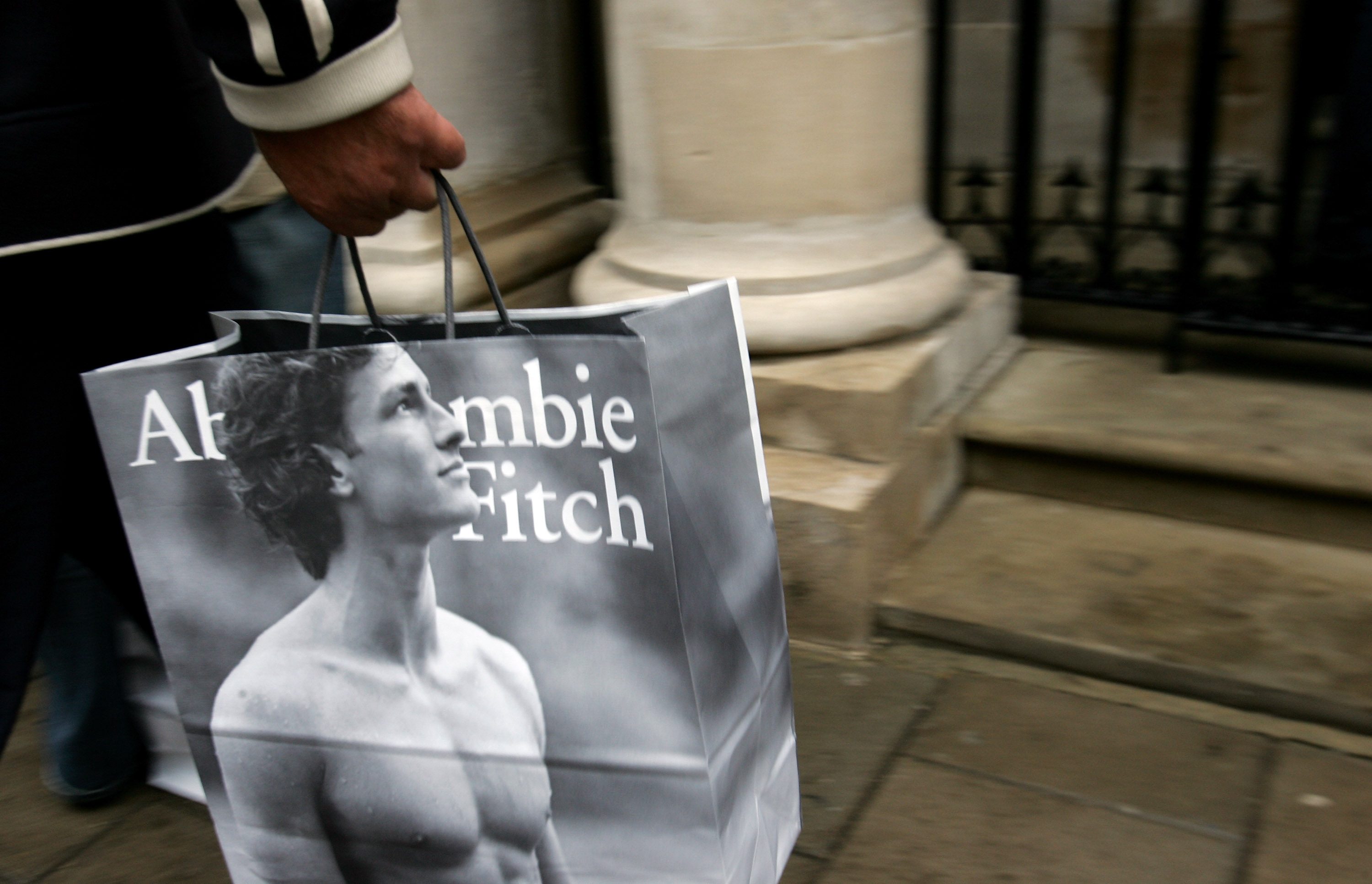 Addio ad Abercrombie & Fitch, il 14 dicembre chiude lo store di Milano