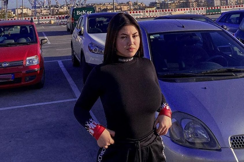 Anna, chi è la rapper di Bando che spopola con il suo stile sportivo e sexy