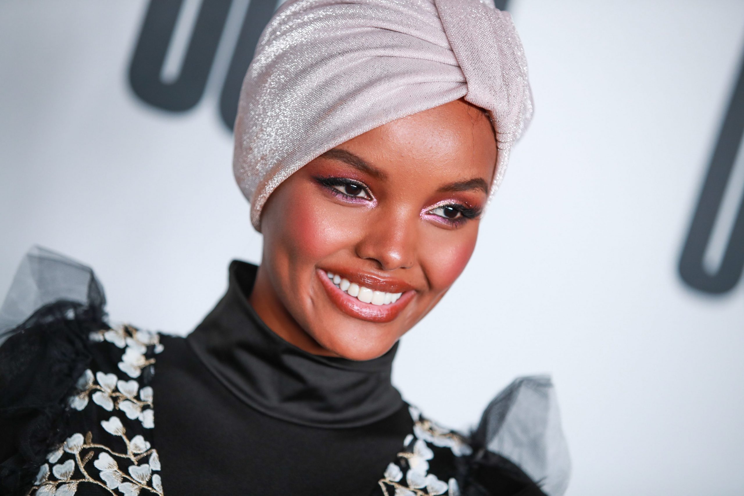 Halima Aden dice addio alle passerelle, la moda poco inclusiva verso le ...