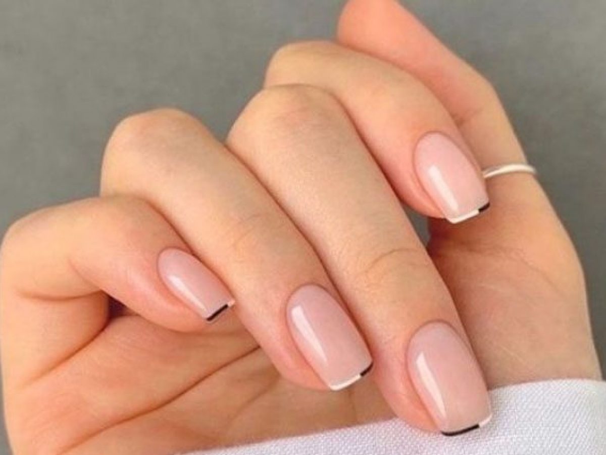 Micro french, la manicure di tendenza per l'inverno 2020 è minimal