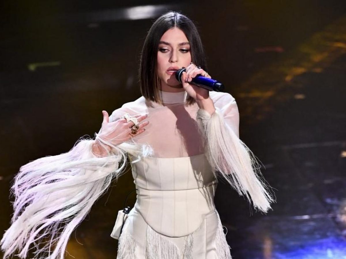 Gaia debutta a Sanremo 2021 in bianco: il look fresco e audace sul ...