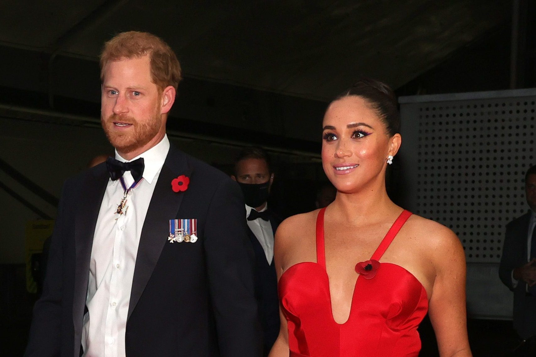 Meghan Markle libera dalle etichette di corte, osa con la scollatura ...