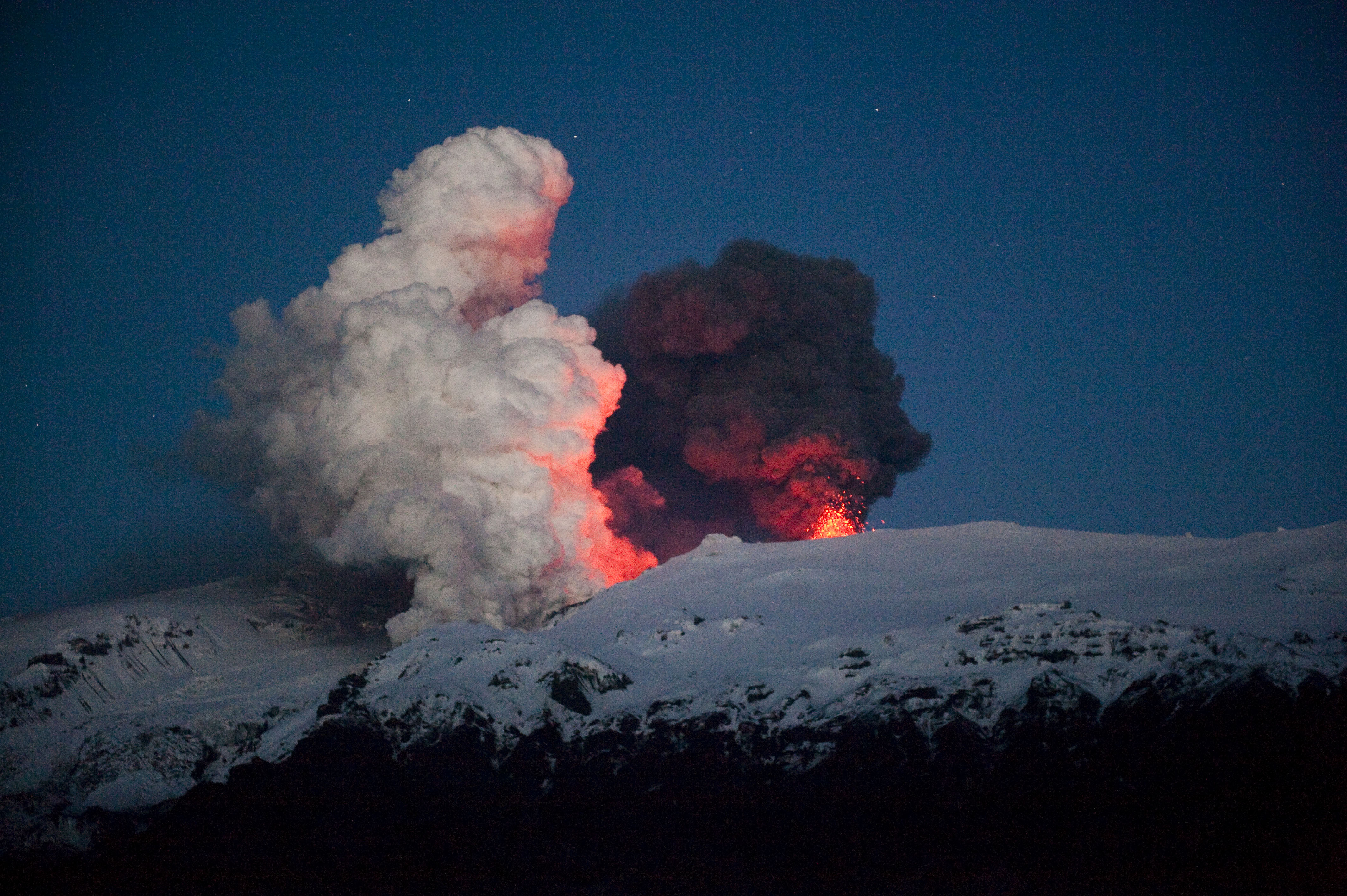 L'eruzione del vulcano islandese impone la chiusura degli aeroporti europei