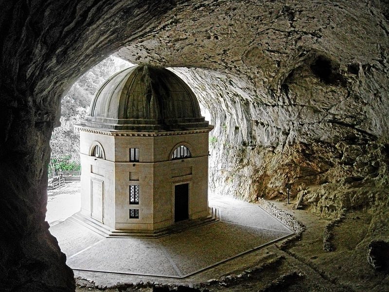 La chiesa nella grotta: il Tempio di Valadier nelle Marche