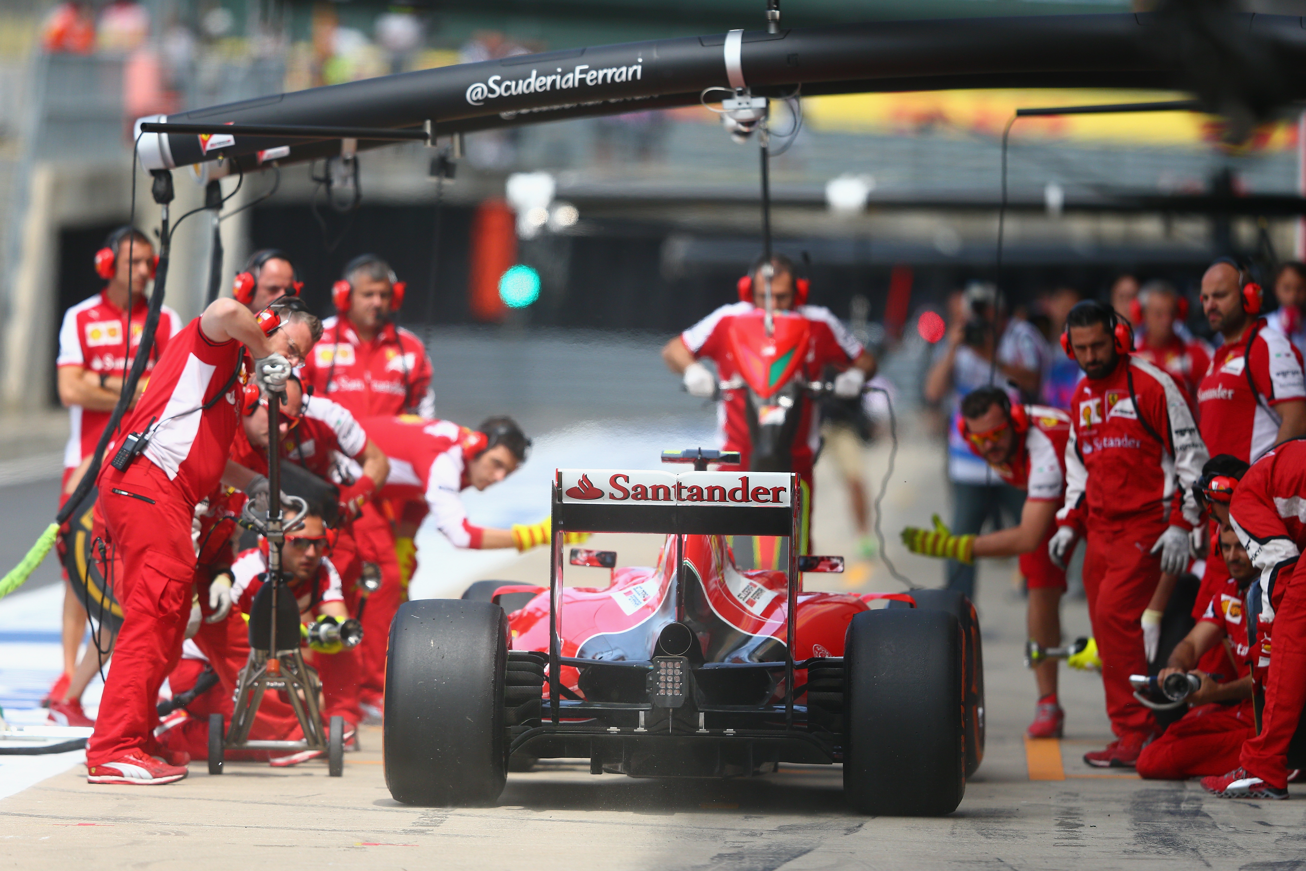 Ferrari, nuovo sistema fissaggio dadi e nuova ala anteriore