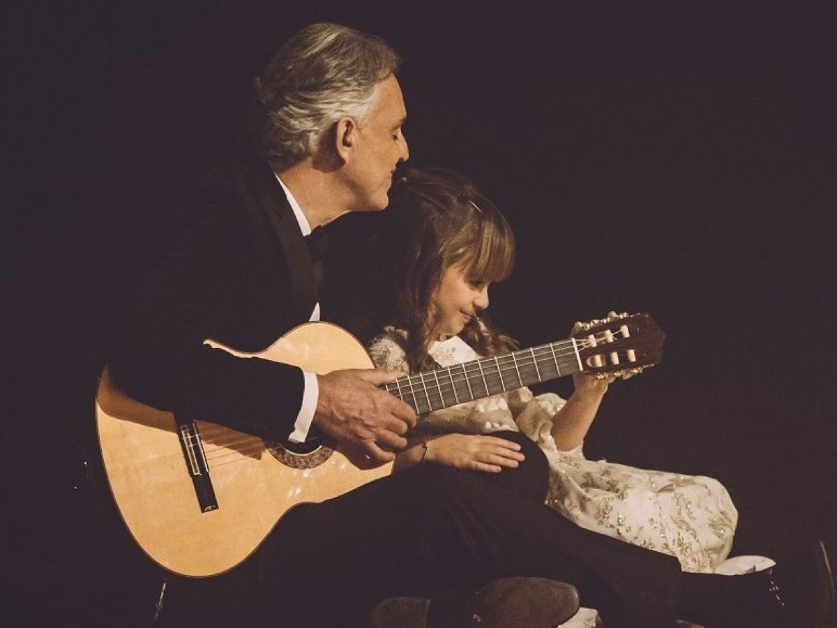 L'emozionante duetto di Andrea Bocelli con la figlia Virginia di 8 anni