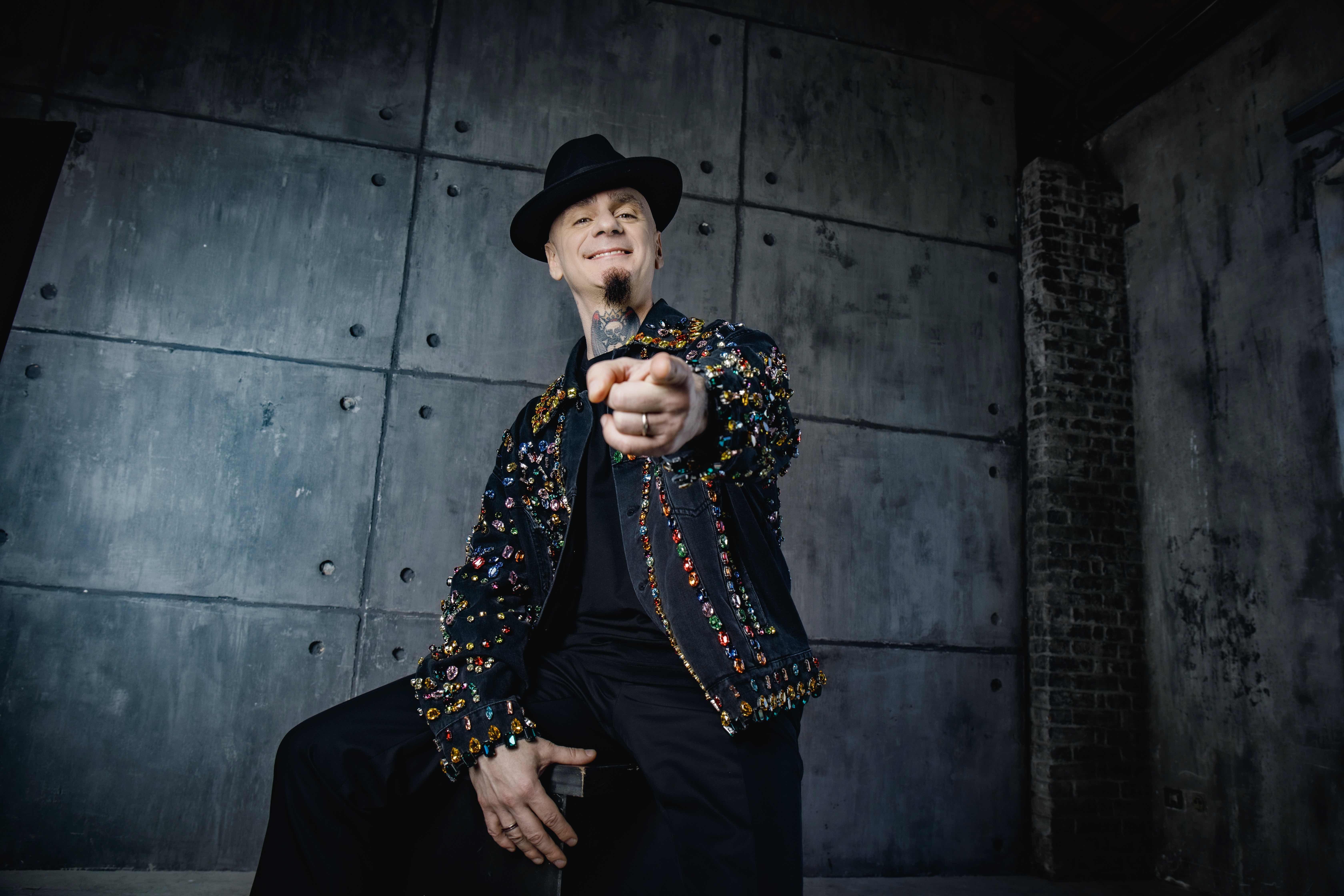 J-Ax presenta Surreale: Salmo? L'artista può infrangere le regole dell ...