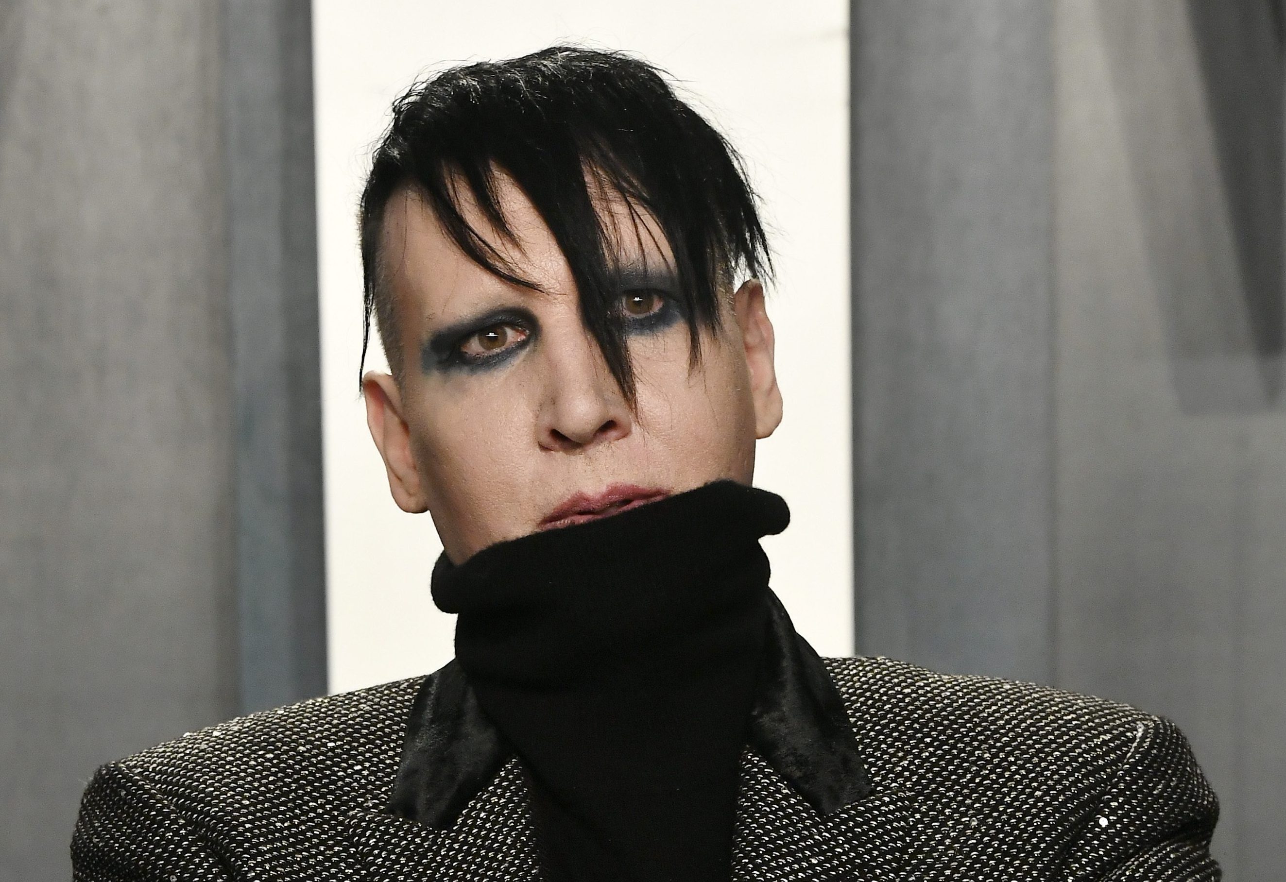 Nuove accuse contro Marilyn Manson: Mi ha chiuso in una stanza ...