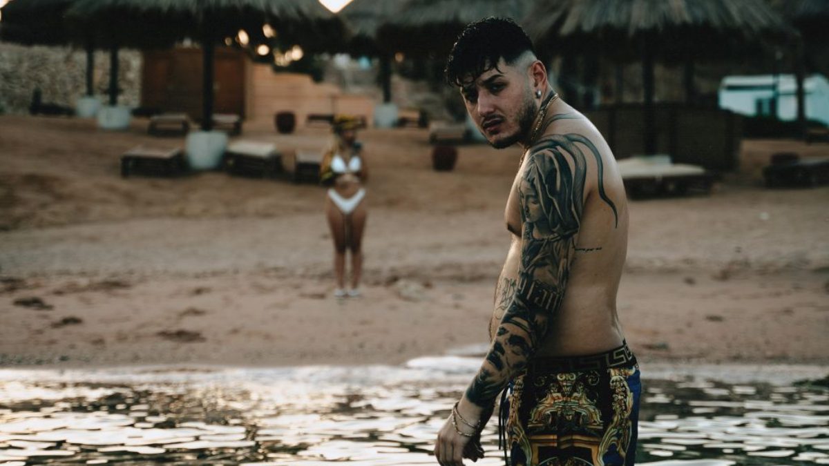 Testo e significato di Sharm El Sheikh, le immagini crude di Paky e la ...