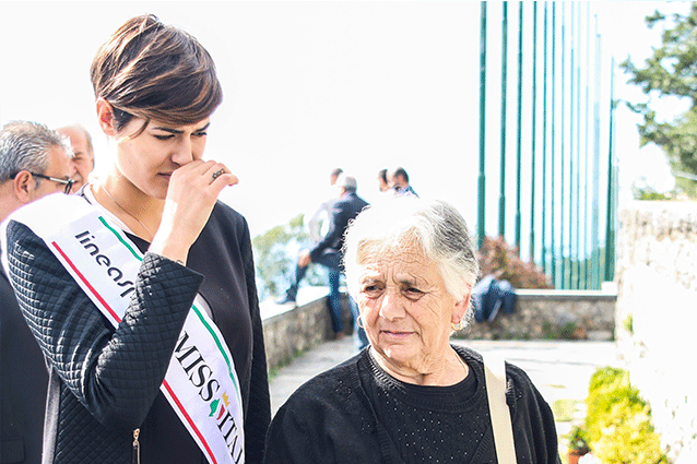 Le lacrime di Miss Italia per i morti della strage nazista di Sant'Anna ...