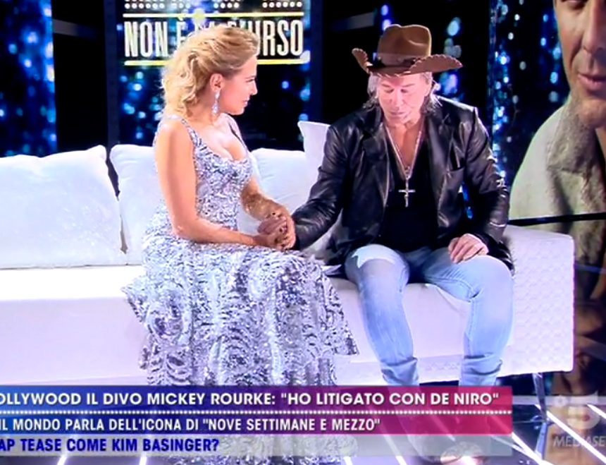 Mickey Rourke in confusione totale a Live – Non è la D'Urso, momenti di ...