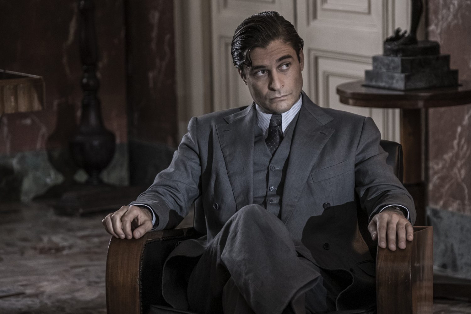 Il Commissario Ricciardi: cast, trama e puntate della serie tv con Lino ...