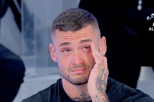 Uomini e Donne, Matteo Ranieri nuovo tronista si emoziona in studio ...