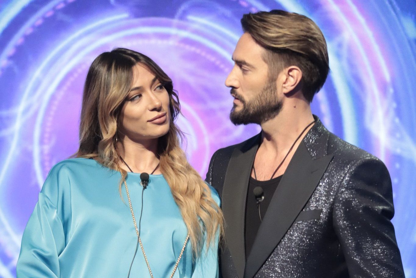 Gf Vip, Alex Belli furioso: O esco o lascio Delia, Soleil: Caz*i tuoi ...