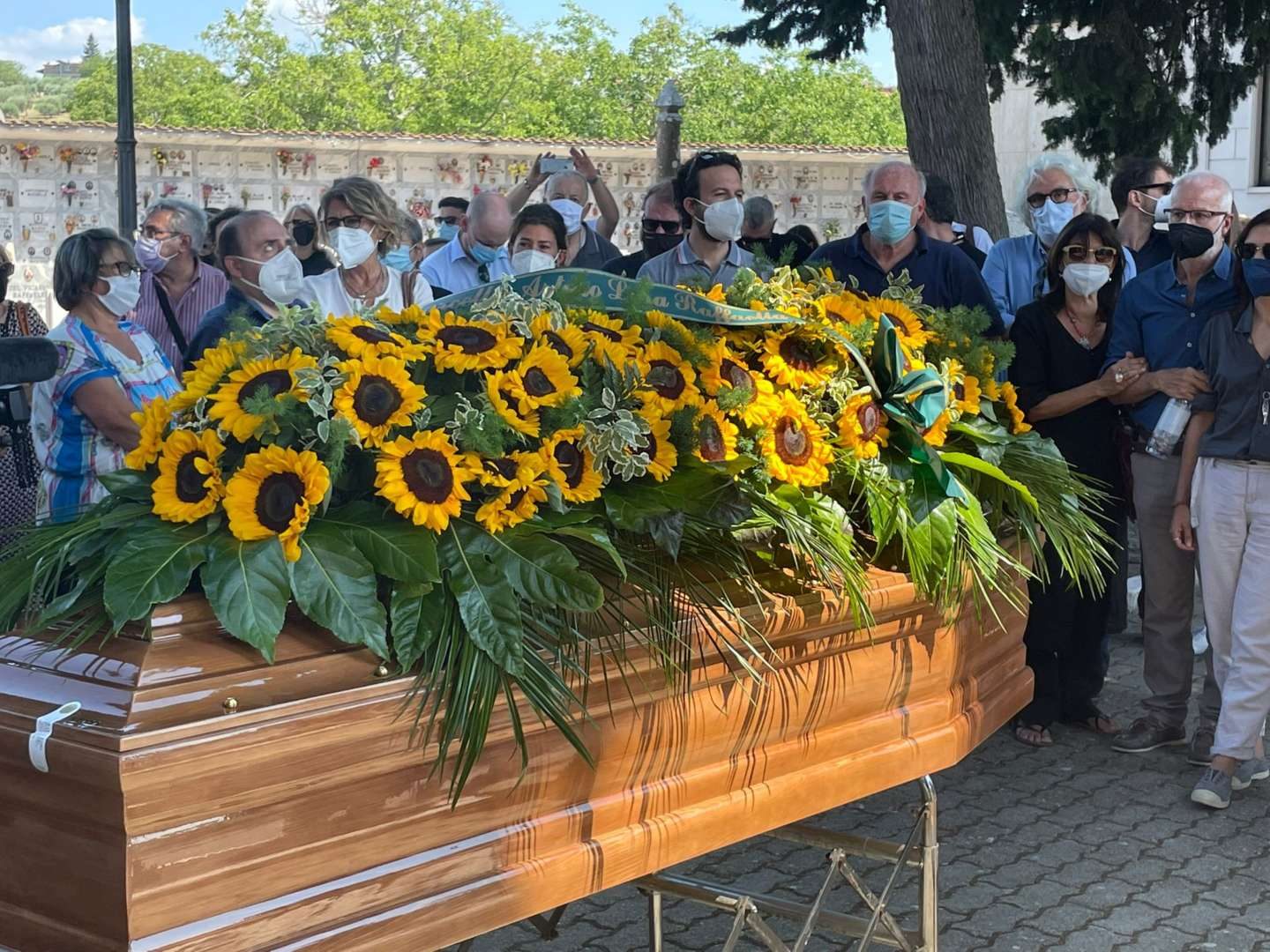Commozione ai funerali di Libero De Rienzo: funzione intima e breve, la ...