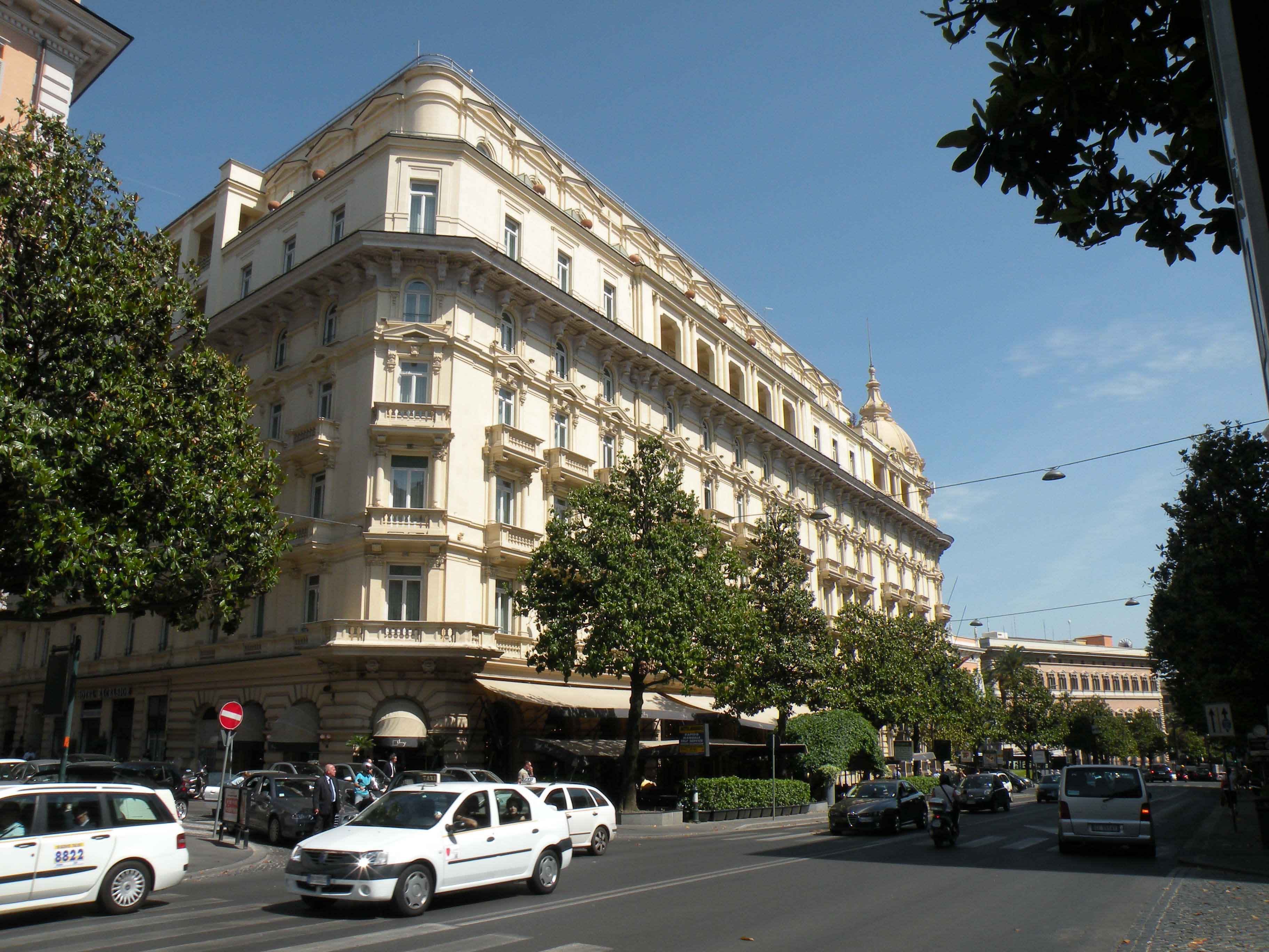 Via Veneto, turista americano ubriaco distrugge un piano di un hotel a ...