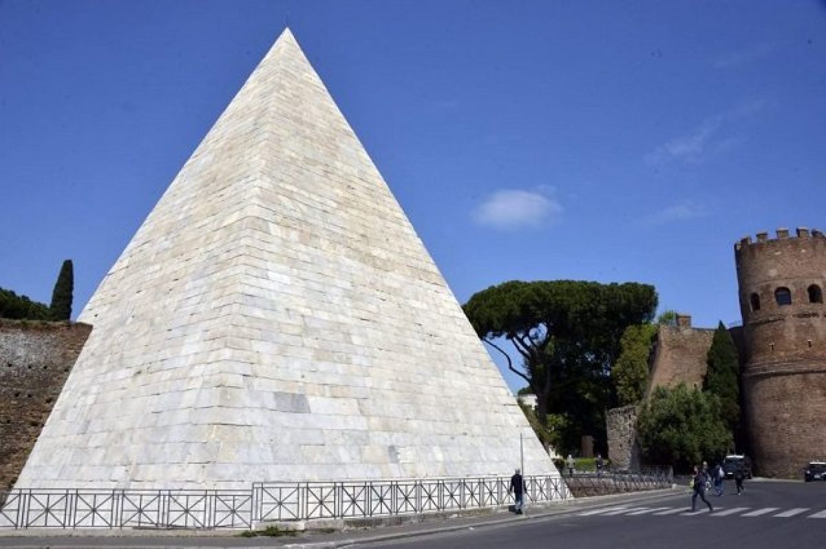 Perché una piramide a Roma? La spiegazione in una visita guidata
