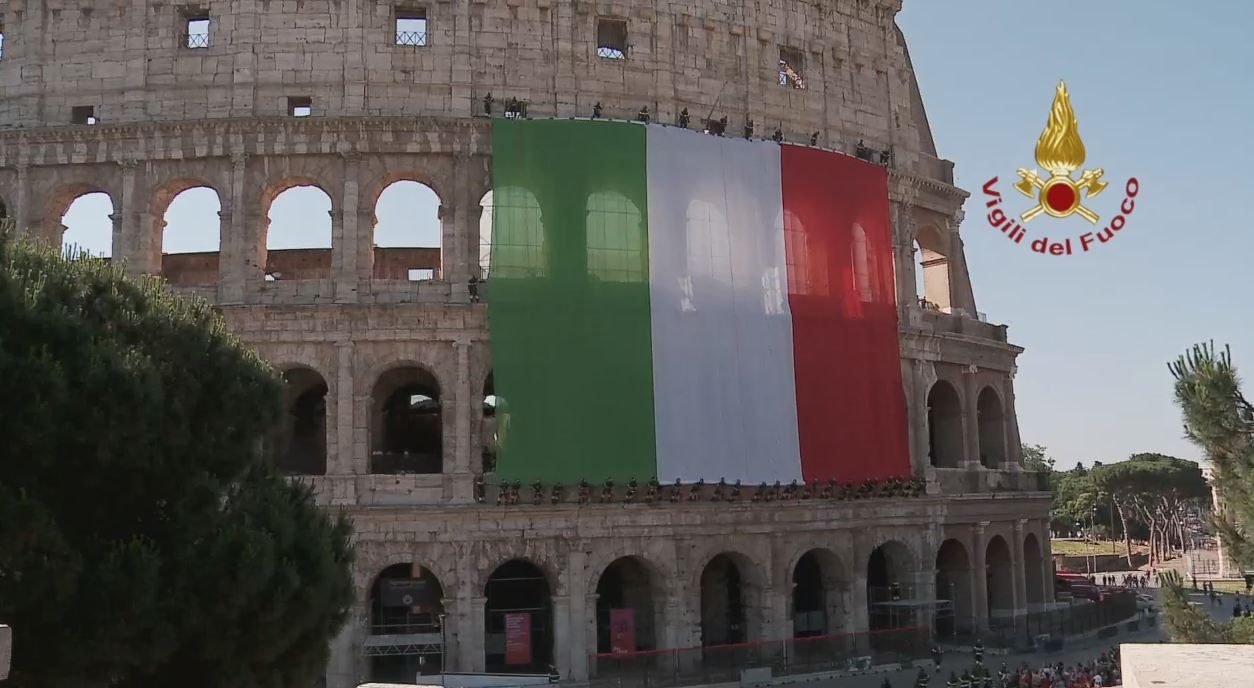 2 Giugno, Festa della Repubblica: il tricolore calato sul Colosseo dai ...