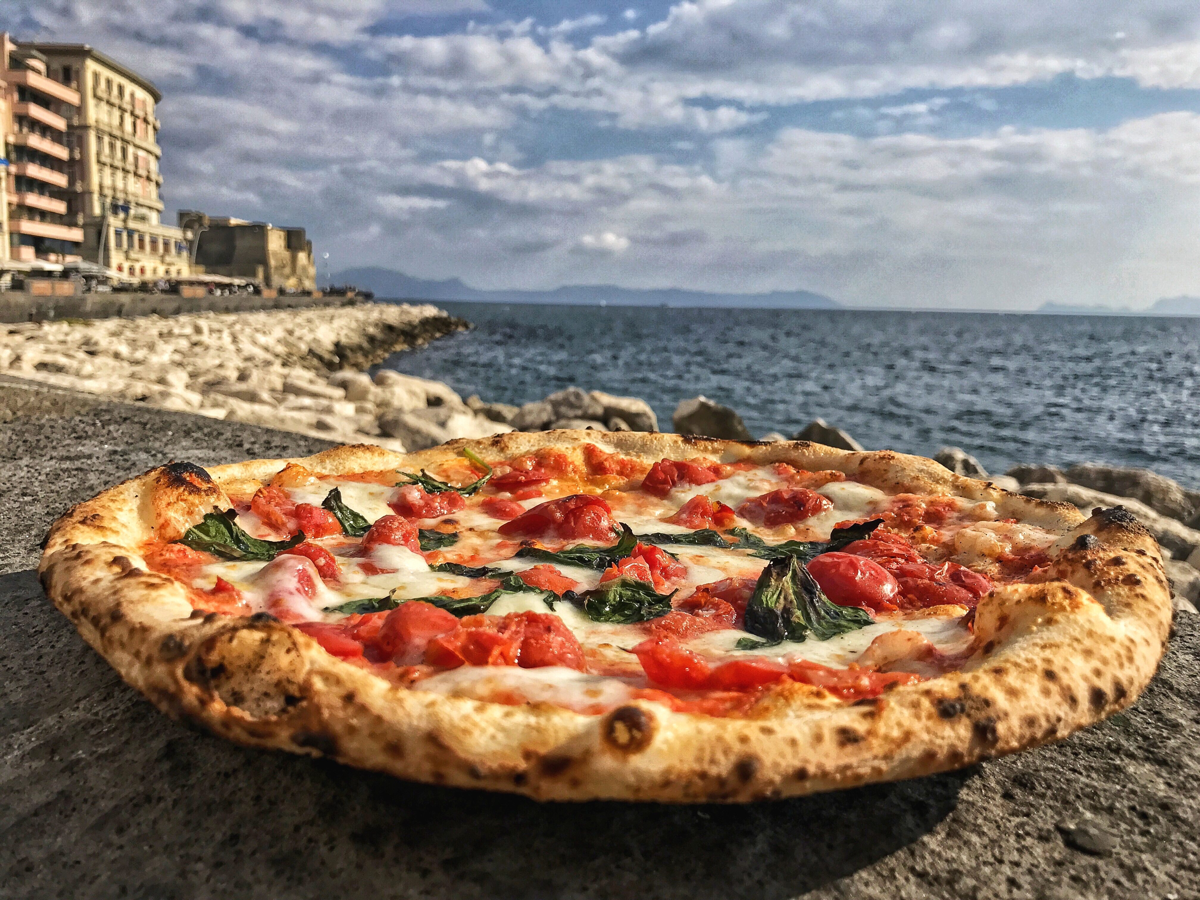 Un altro storico pizzaiuolo napoletano arriva a Roma: apre la pizzeria ...