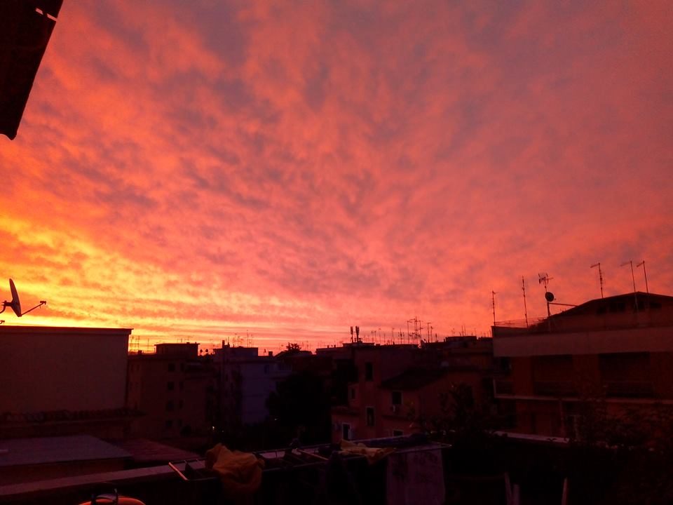 Alba su Roma, le immagini spettacolari del cielo della Capitale