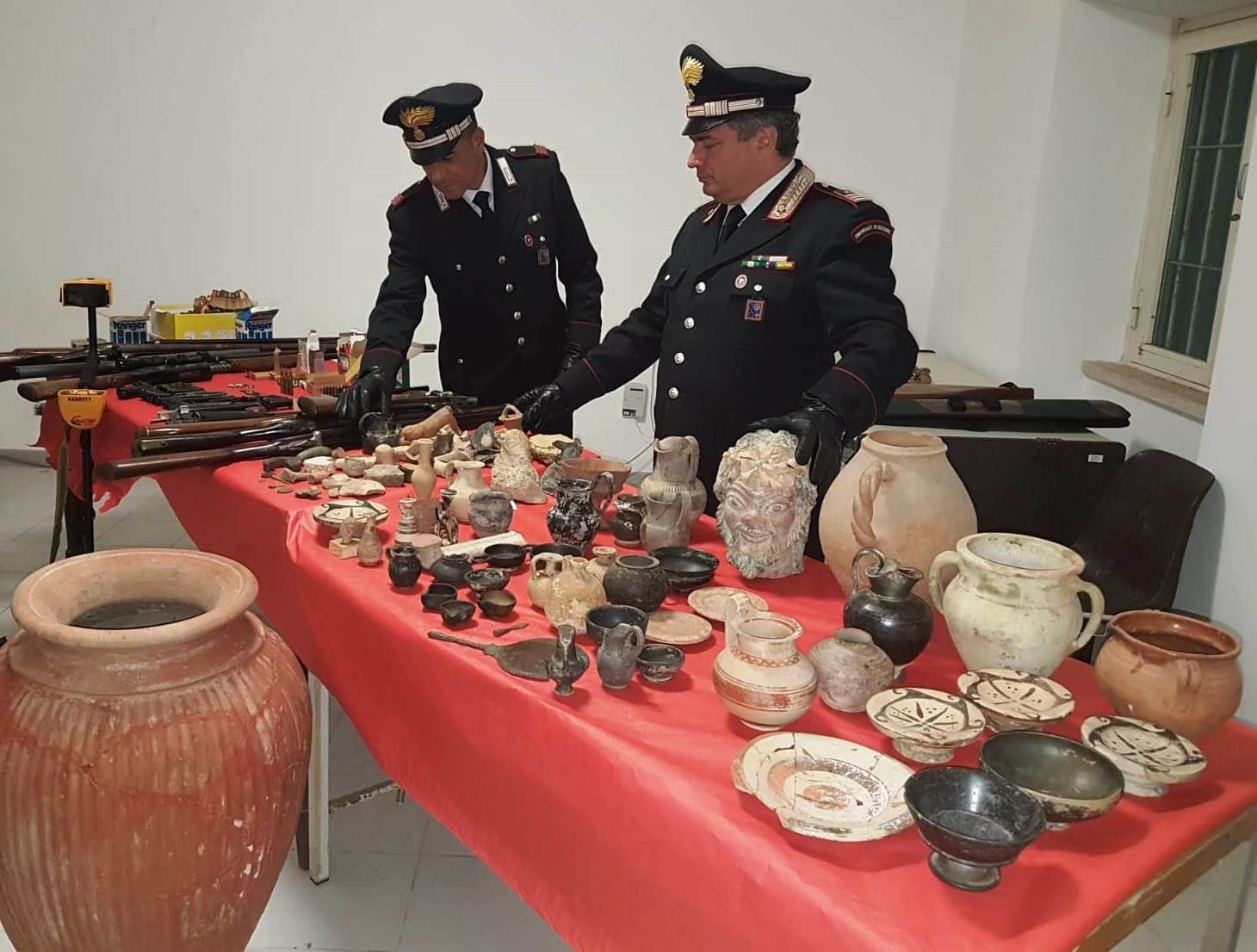 Minaccia il figlio con un'arma: i carabinieri scoprono un arsenale e ...