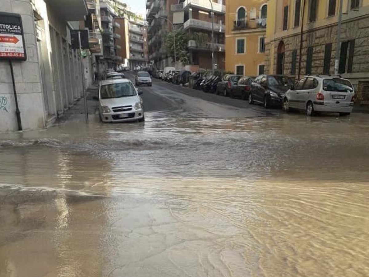Perdita d'acqua alla Balduina, la strada completamente allagata (VIDEO)