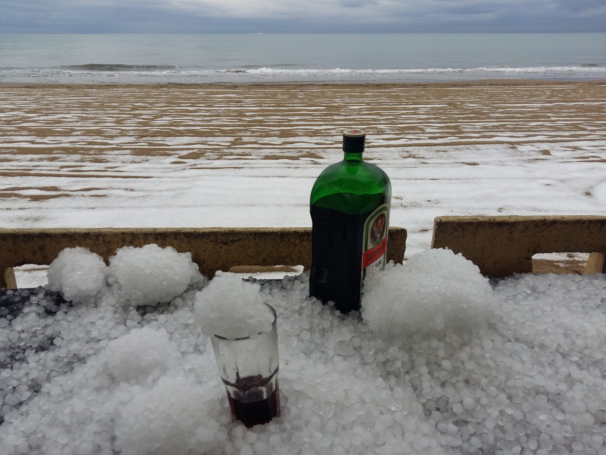 Anzio, forte grandinata nella notte: spiagge imbiancate a Lavinio ...