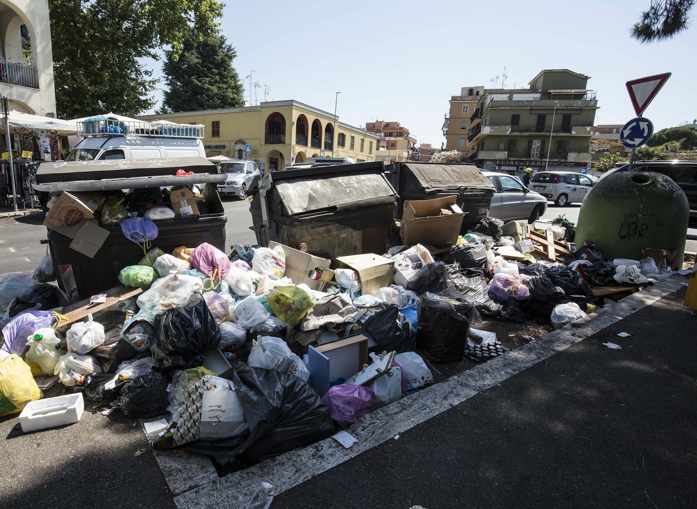 Roma sommersa dai rifiuti, i sindacati: 'Le istituzioni devono ...
