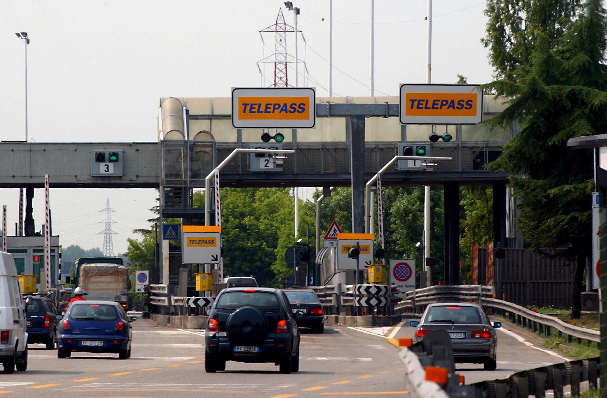 Si accodava alle auto con Telepass per entrare in autostrada: truffa da ...