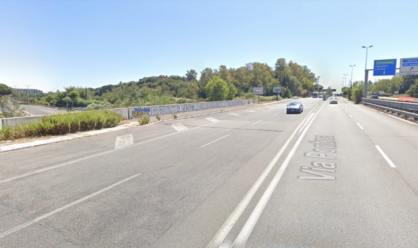 Roma, via Pontina: precipita dal cavalcavia in Smart, muore un uomo di ...