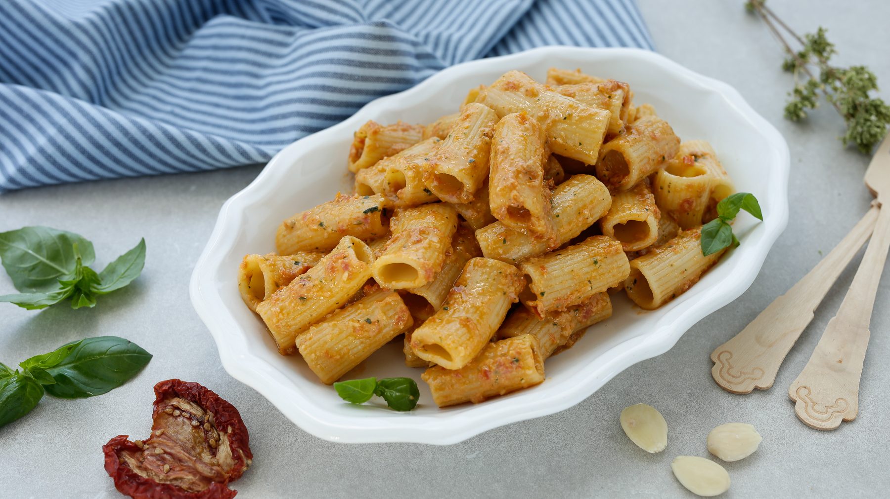 Rigatoni con pesto di pomodori secchi: la ricetta del piatto dal sapore ...