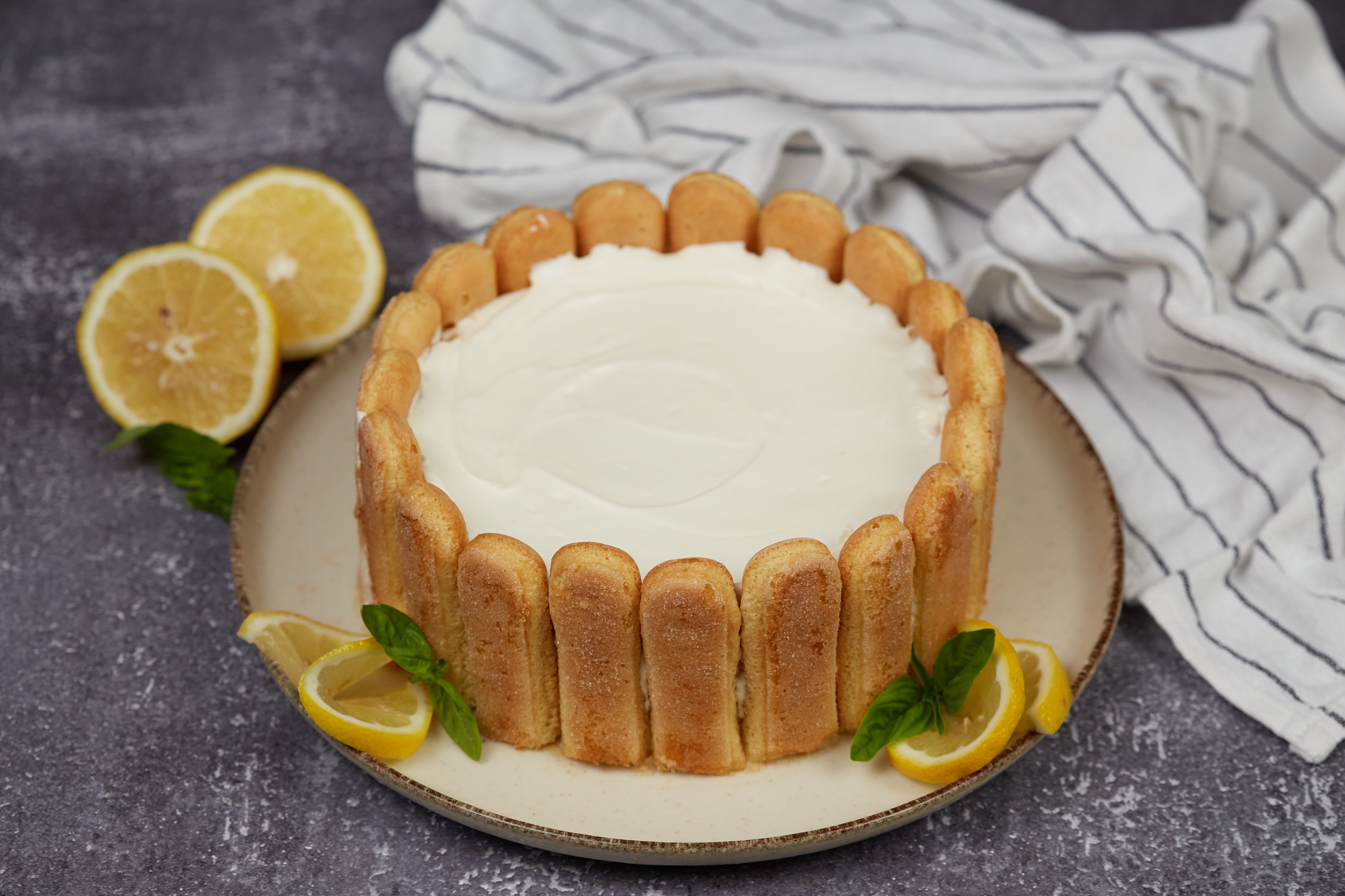 Charlotte al limone: la ricetta della torta fredda profumata e scenografica