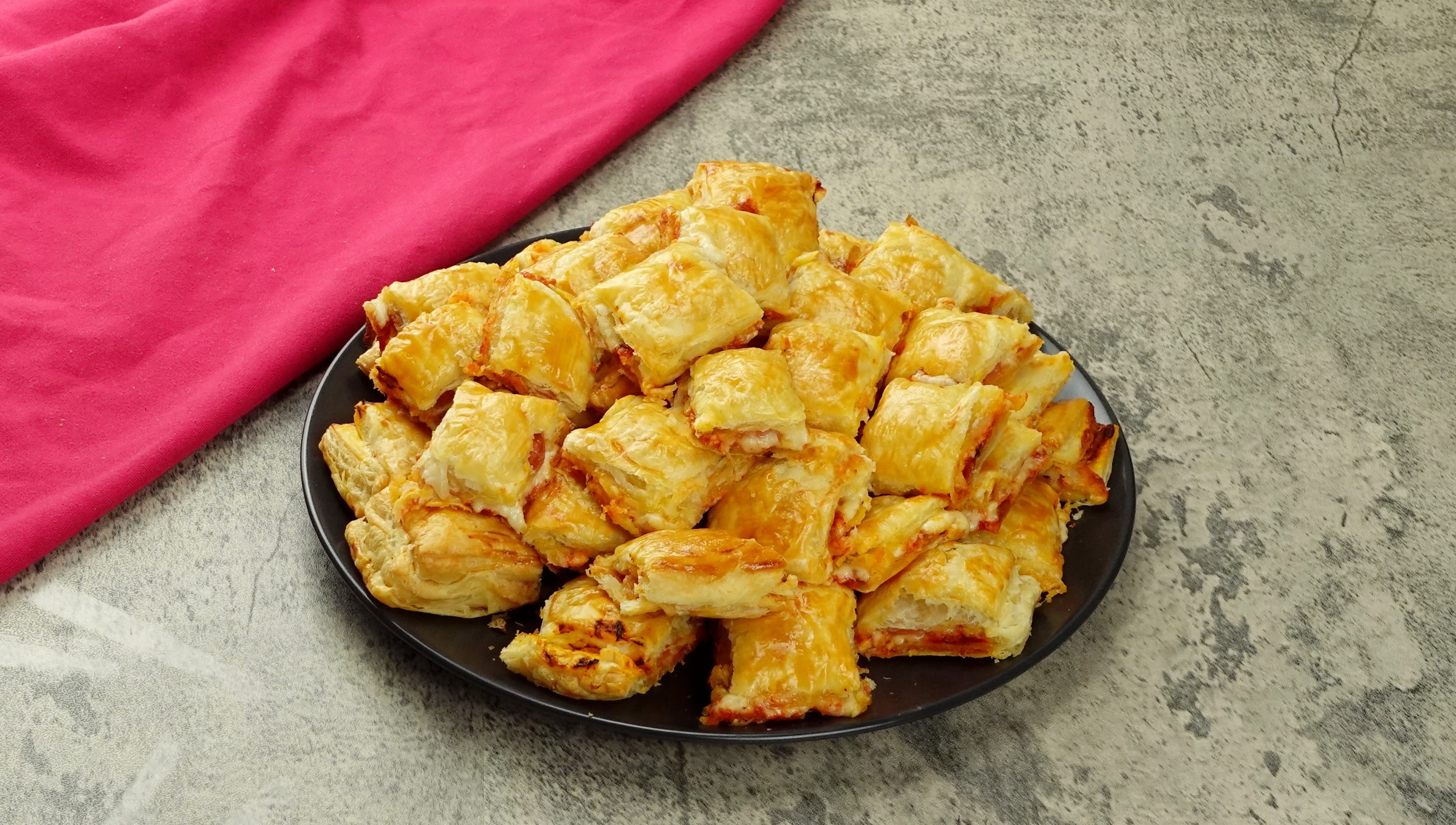 Quadrati di sfoglia con würstel: la ricetta dei mini rustici veloci e ...