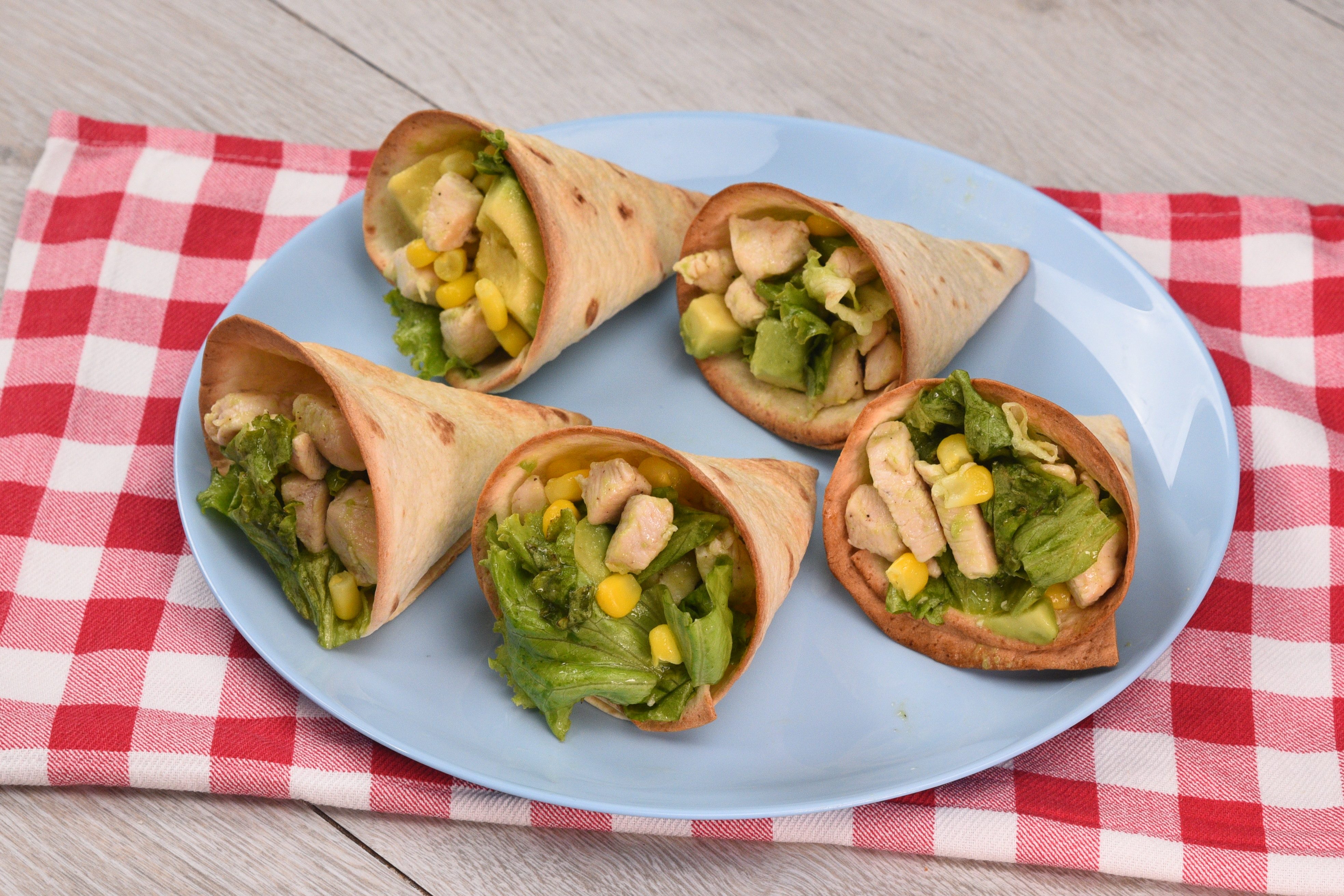Coni di piadina con pollo, avocado e mais: la ricetta dell'antipasto ...
