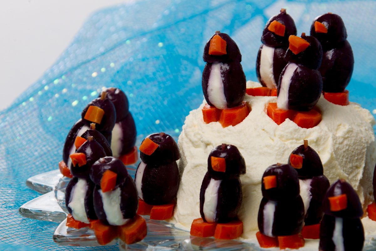 Cream cheese penguins: a delicious snack to surprise your guests!