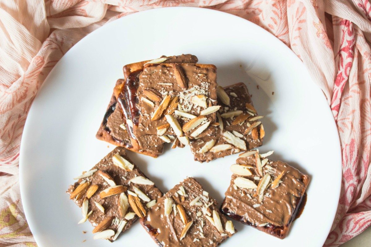 Saltine cracker toffee: these bitter sweet crunchy cracker bites are so ...